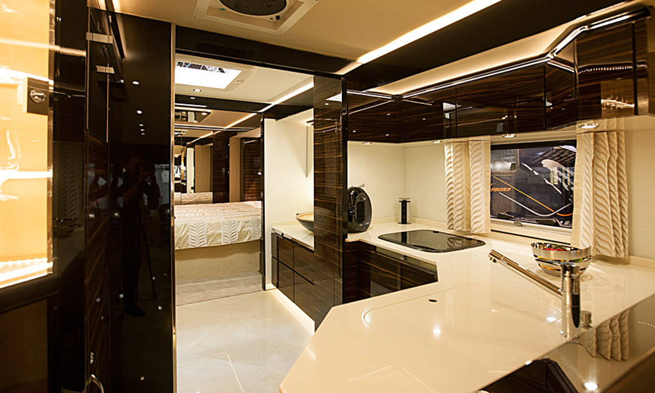 Das ist die Küche des Volkner Mobil Performance - einem 1,7 Mio. teuren ...