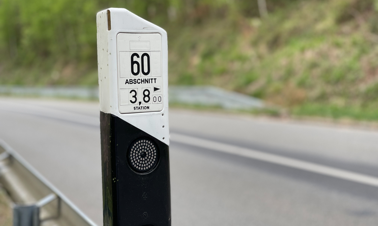 Schwarze Pfeile Auf Leitpfosten