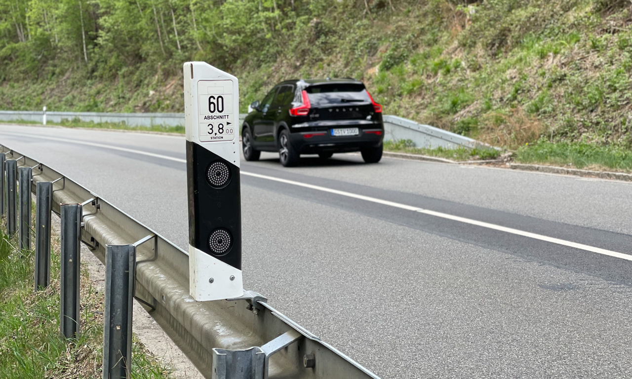 Schwarze Pfeile Auf Leitpfosten