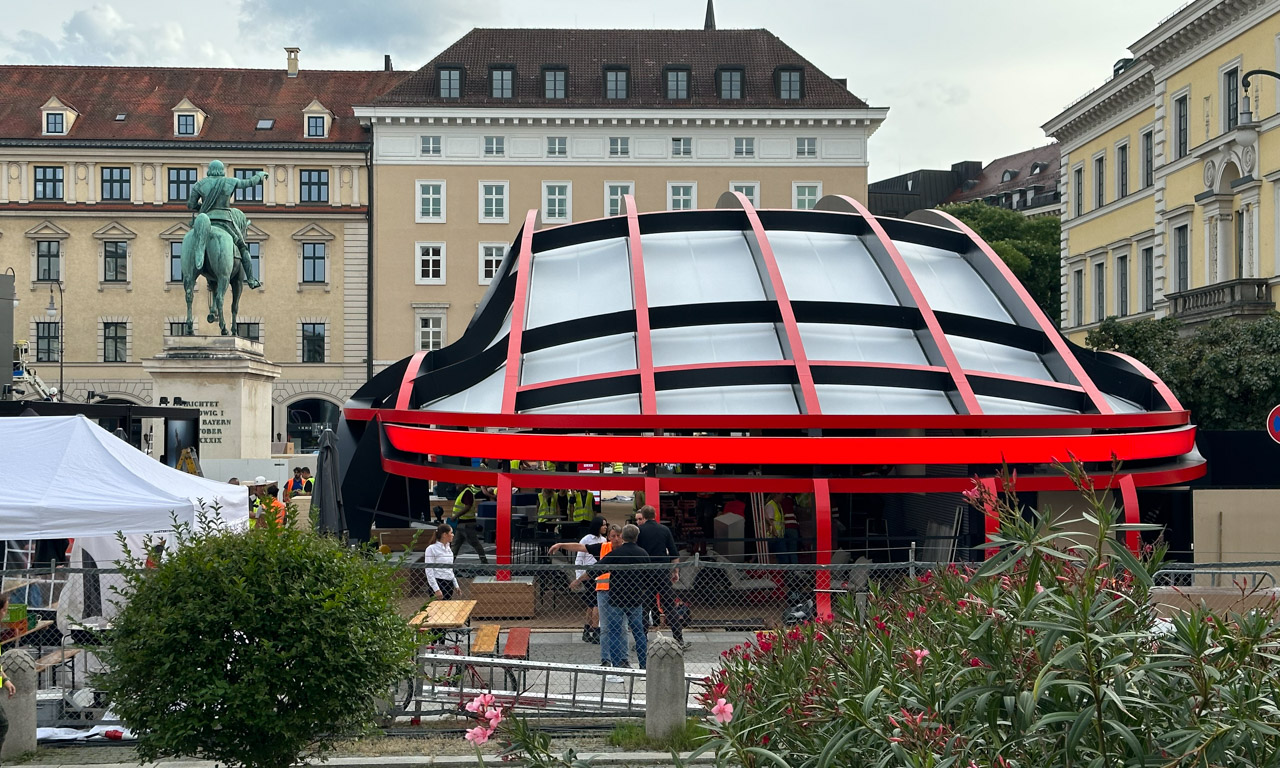 Mega-911er in der Münchner Innenstadt auf den Open Spaces der IAA ...