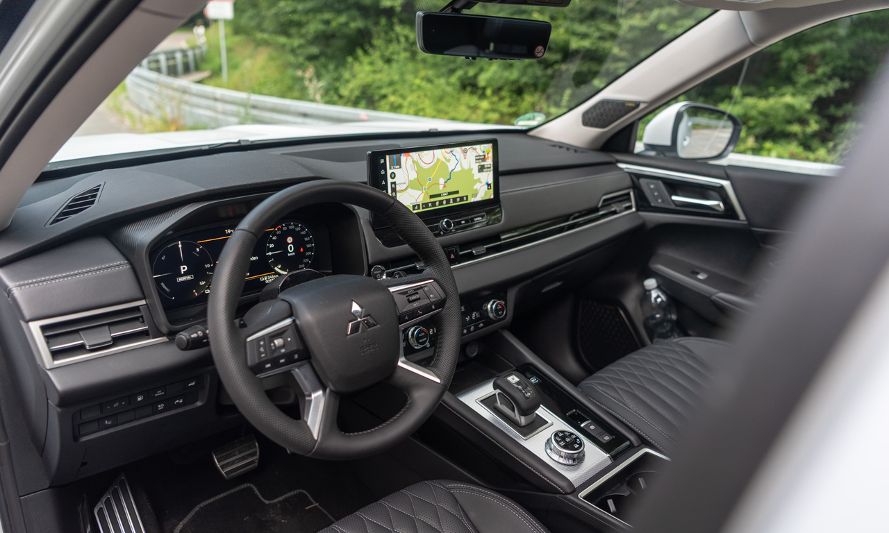 Fahrbericht Mitsubishi Outlander PHEV Plug-in-Hybrid (2026): Fast-Luxus ...